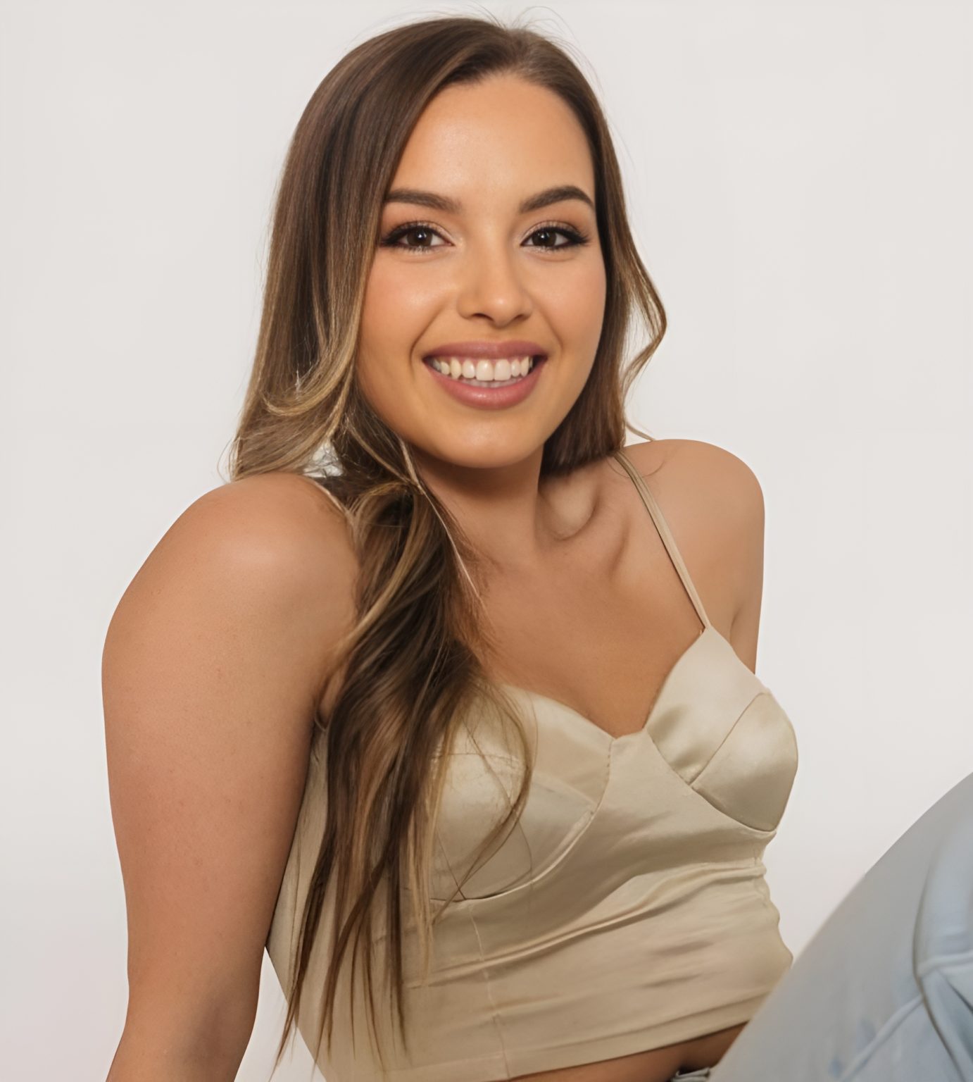 Claudia B. (The Voice 24) Wiki, Age, Family, Height, Weight, Biography ...
